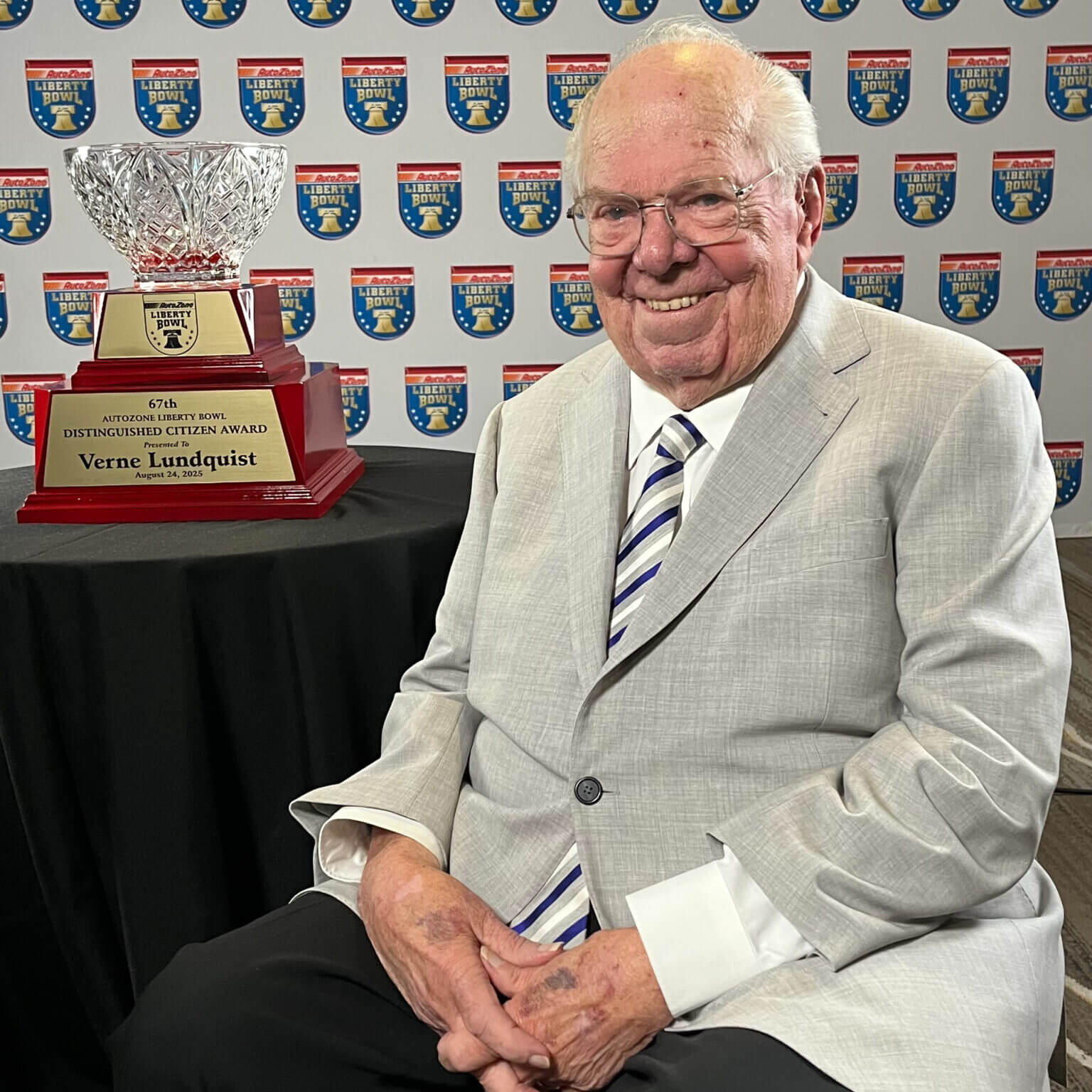 Verne Lundquist receives AutoZone Liberty Bowl Distinguished Citizen ...