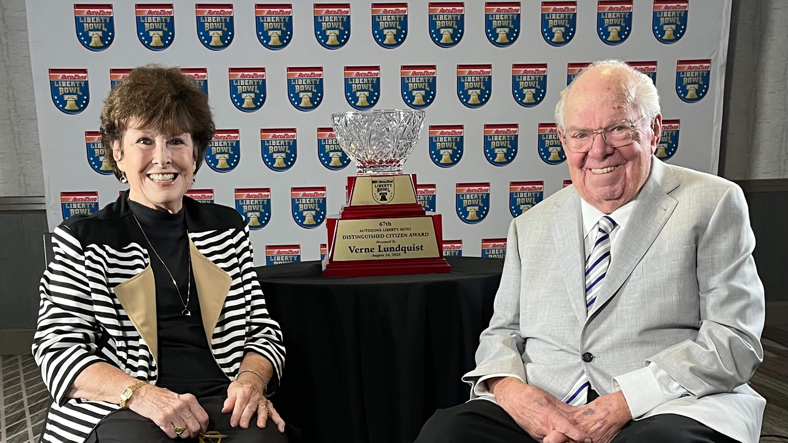 Verne Lundquist receives AutoZone Liberty Bowl Distinguished Citizen ...